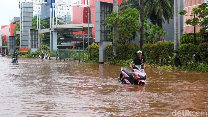 Banjir Rendam Depan Mall Kelapa Gading, Aktivitas Warga Tersendat