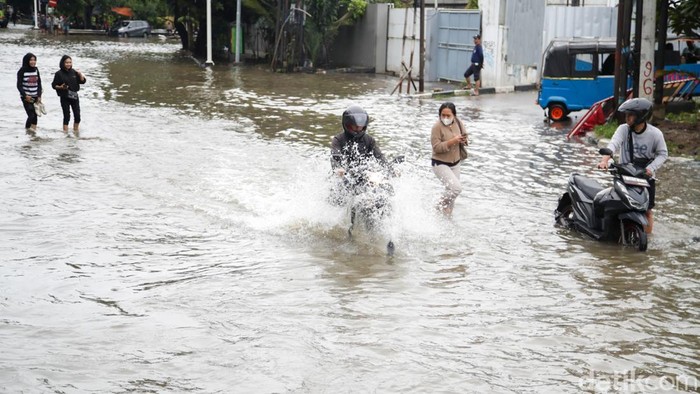 Banjir Rendam Jalan Jembatan Tiga Raya, Akses Utama Pluit Lumpuh