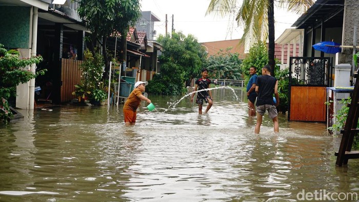 Hujan Dini Hari Picu Banjir di Villa Indah Permai Bekasi