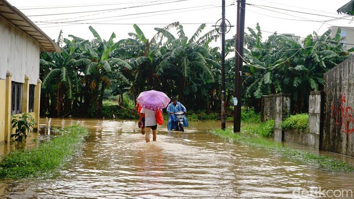 Hujan Dini Hari Picu Banjir di Villa Indah Permai Bekasi