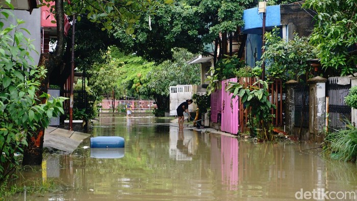 Hujan Dini Hari Picu Banjir di Villa Indah Permai Bekasi