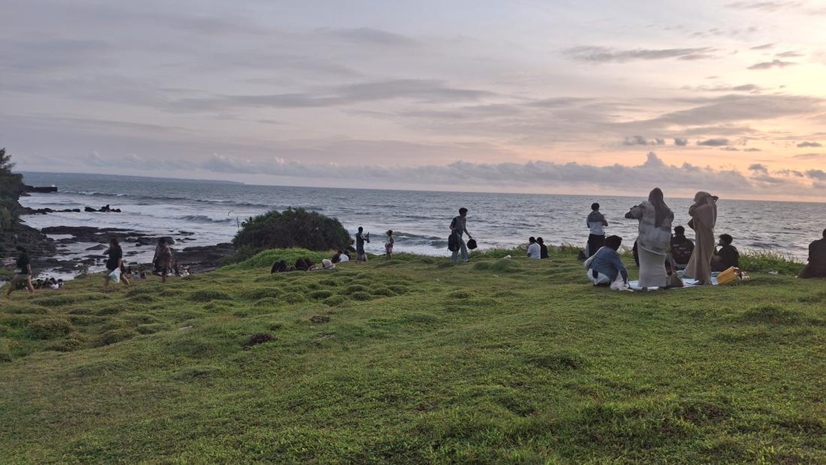 Menikmati Sunset dan Padang Rumput di Pantai Kutikan Tabanan