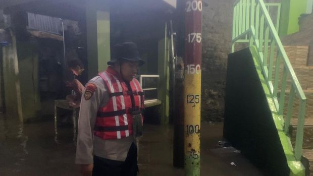 Jalan di Pulogadung Jaktim Terendam Banjir, Polisi Bantu Warga Pakai Perahu
