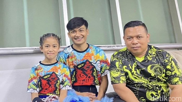Kisah Dua Nyawa Satu Tubuh di Balik Kostum Barongsai