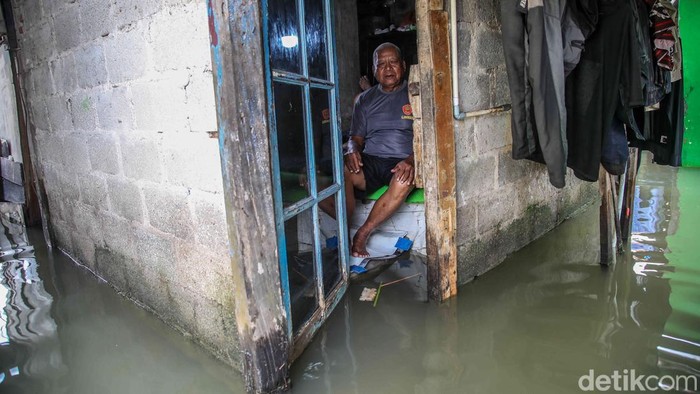 Banjir Dua Pekan Rendam Kampung Tambun Permata, Warga Bertahan di ...