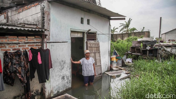 Banjir Dua Pekan Rendam Kampung Tambun Permata, Warga Bertahan di ...