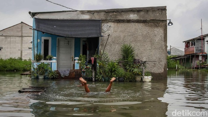 Banjir Dua Pekan Rendam Kampung Tambun Permata, Warga Bertahan di ...