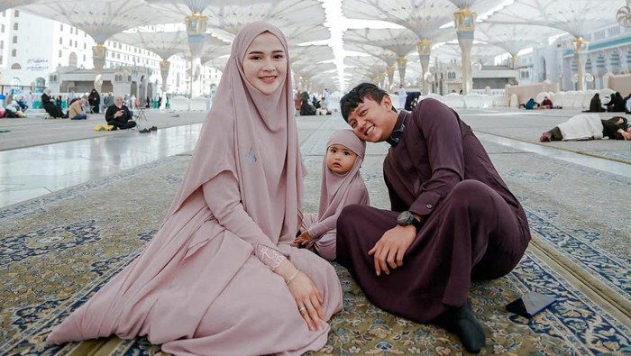 Momen Denny Caknan-Bella Bonita Ajak Cunda Umrah