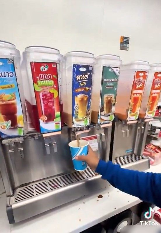 Curang! Aksi Refill Minuman Tanpa Bayar di Minimarket Ini Tuai Kecaman