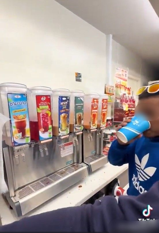 Curang! Aksi Refill Minuman Tanpa Bayar di Minimarket Ini Tuai Kecaman