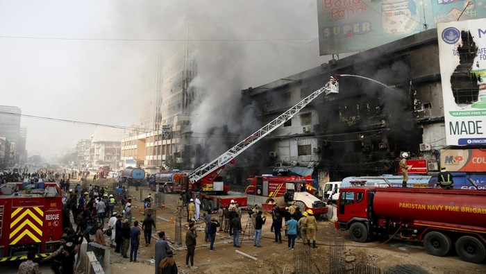 Ngeri! Mal Langsung Roboh Dilalap Api