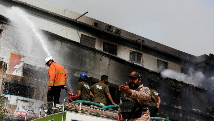 Ngeri! Mal Langsung Roboh Dilalap Api