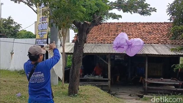 Kabel Semrawut di Jalanan Brebes, Warga Pasang Kresek agar Tidak Tersangkut