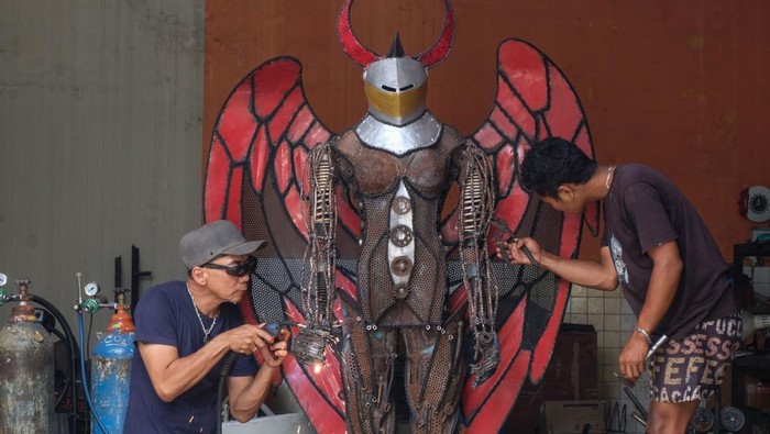 Limbah Besi Disulap Jadi Patung Karakter Bernilai Seni di Solo