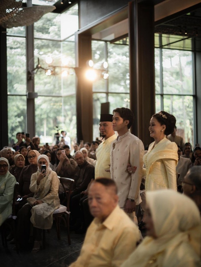 Dhani, Maia, Mulan dan Irwan Mussry Duduk Bersanding di Lamaran El Rumi ...