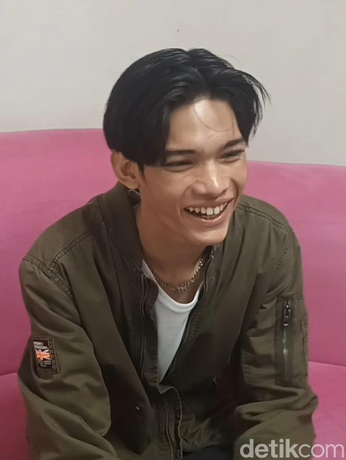 Mike Octavian Ngumpet dari Ortu Jadi Manusia Silver, Kini Jalan di Catwalk