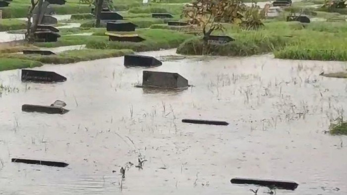 Banjir Rendam TPU Pondok Kelapa Jaktim, Sejumlah Kuburan Tergenang
