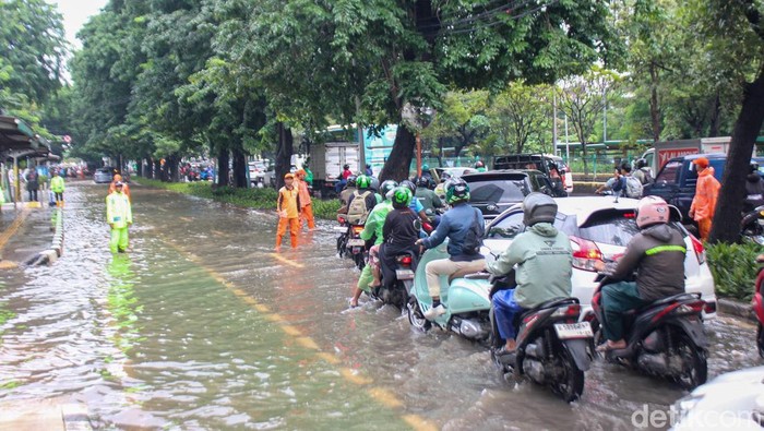 Hujan Picu Genangan di Jalan Letjen Suprapto