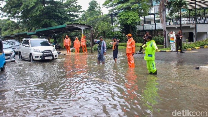 Hujan Picu Genangan di Jalan Letjen Suprapto