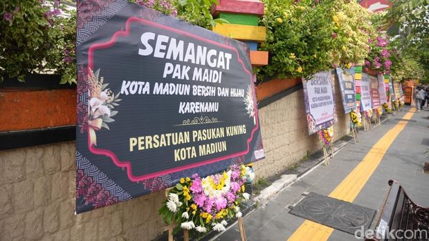 Karangan Bunga Penuhi Balai Kota Madiun Usai KPK OTT Maidi