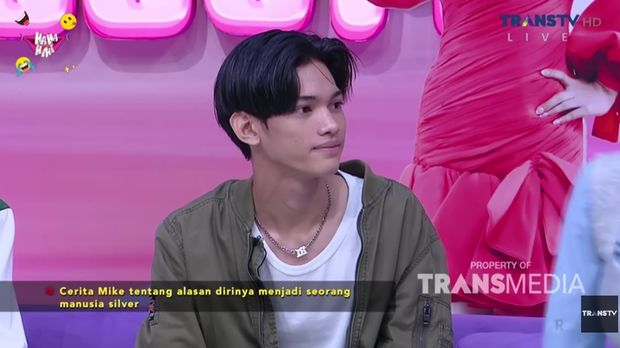 Dari Lampu Merah ke Catwalk: Kisah Viral Manusia Silver yang Kini Jadi ...