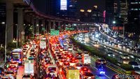 Banjir di Sejumlah Ruas Jalan Akibatkan Lalin Jakarta Macet Parah