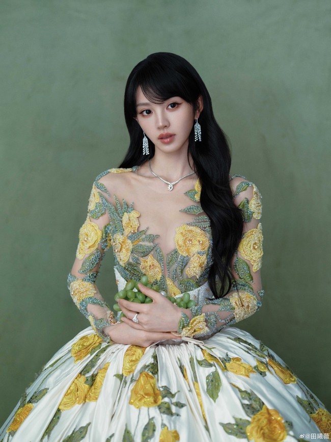 Potret Cantik Tian Xiwei Dijuluki Boneka Hidup, Kalahkan Popularitas ...