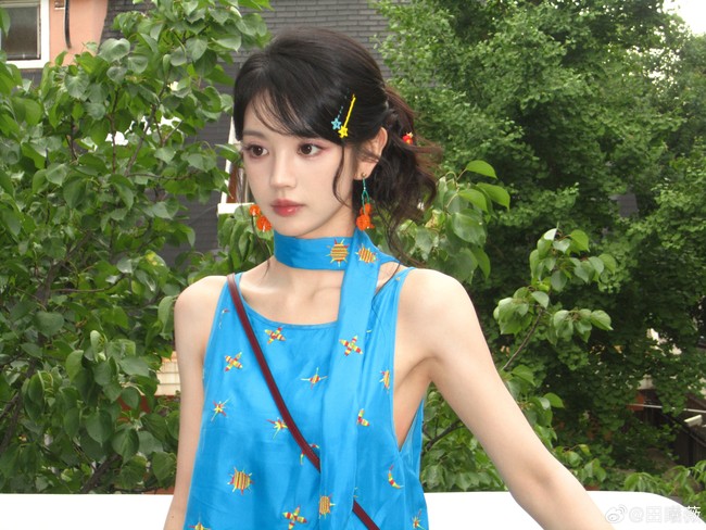 Potret Cantik Tian Xiwei Dijuluki Boneka Hidup, Kalahkan Popularitas ...