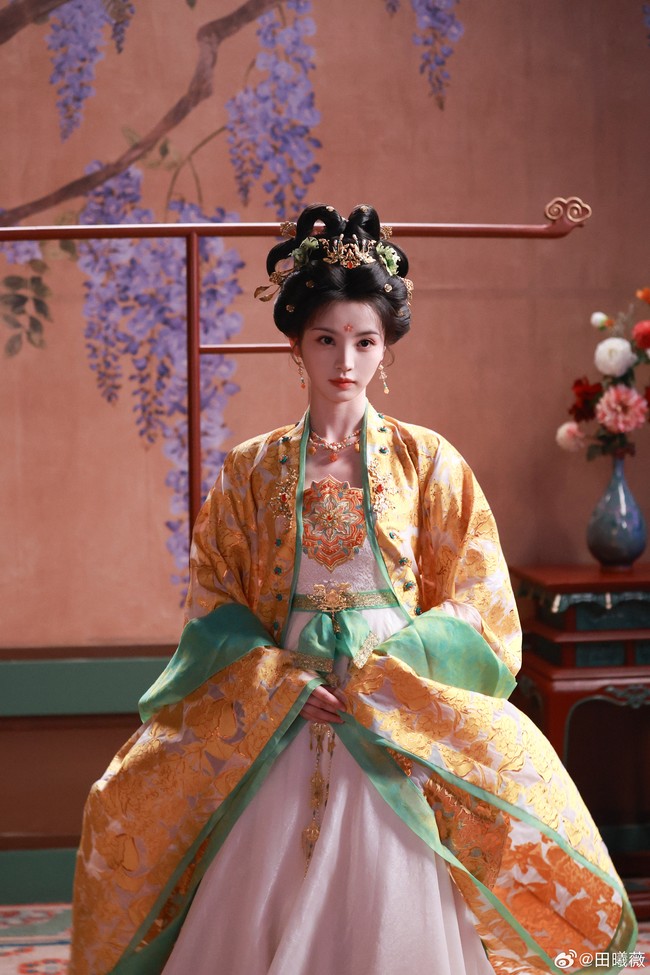 Potret Cantik Tian Xiwei Dijuluki Boneka Hidup, Kalahkan Popularitas ...