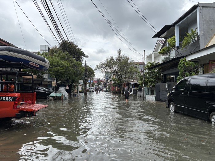 Banjir di Harapan Baru 2 Bekasi, Petugas BPBD Pakai Perahu Karet Bantu ...