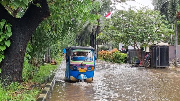 Banjir Rendam Jalan di Kebon Jeruk Jakbar Bikin Motor Warga Mogok