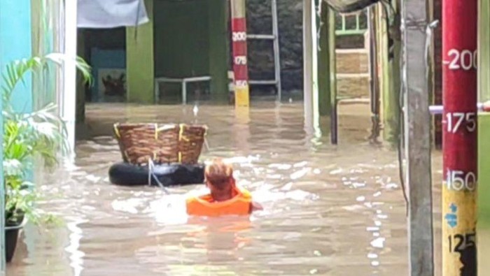 Kebon Pala Jaktim Terendam Banjir Kiriman dari Bogor, Ketinggian Air 130 Cm