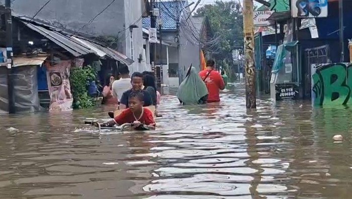 Banjir Hampir 1 Meter di Duri Kosambi Jakbar, Warga Ngungsi ke Lantai 2