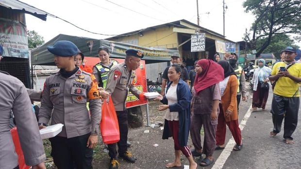 Dapur Lapangan Brimob Polda Metro Hadir Layani Korban Banjir Cikarang Utara