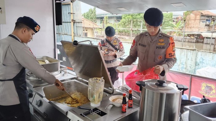 Dapur Lapangan Brimob Polda Metro Hadir Layani Korban Banjir Cikarang Utara