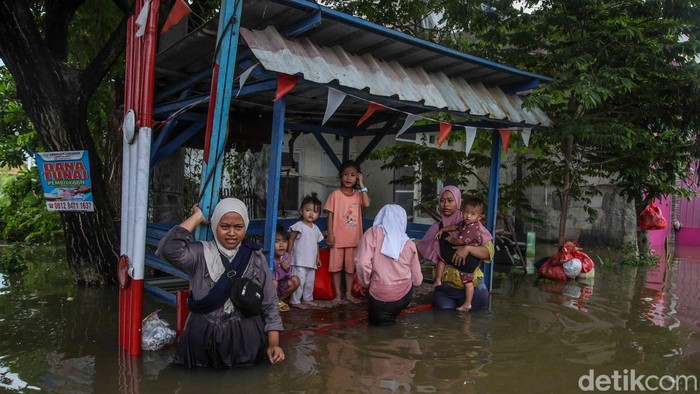 Evakuasi Banjir Tambun Utara, Petugas Sisir Permukiman Green Permata ...