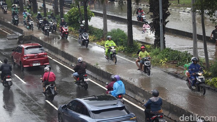 Jalan Daan Mogot Masih Tergenang Meski Air Mulai Surut