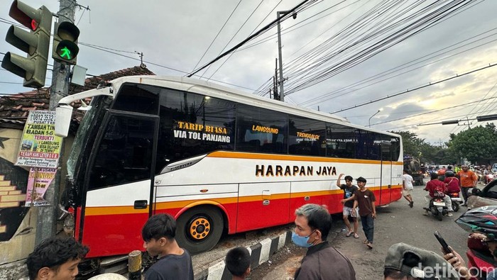 Bus Harapan Jaya Tabrak Mobil-Rumah di Kota Kediri Terobos Lampu Merah