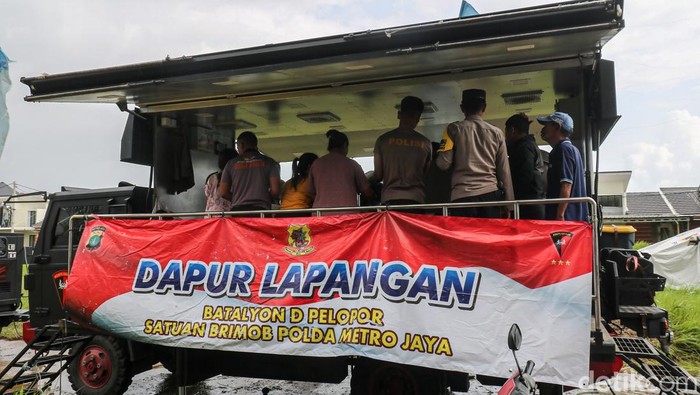 Brimob Dirikan Dapur Lapangan untuk Bantu Korban Banjir di Bekasi