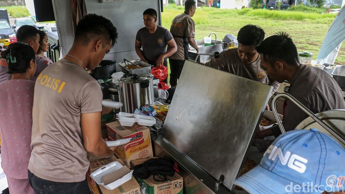 Brimob Dirikan Dapur Lapangan untuk Bantu Korban Banjir di Bekasi