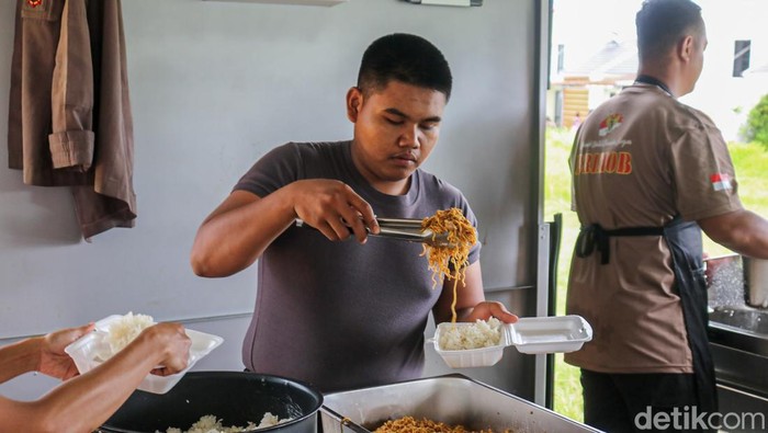 Brimob Dirikan Dapur Lapangan untuk Bantu Korban Banjir di Bekasi