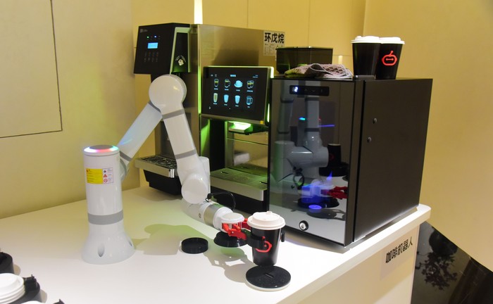 Canggih! Robot AI di Restoran Ini Mahir Racik Makanan Sehat