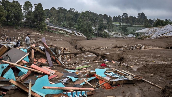 Longsor Terjang Cisarua Bandung Barat, Puluhan Rumah Tertimbun dan ...