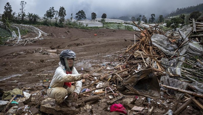 Longsor Terjang Cisarua Bandung Barat, Puluhan Rumah Tertimbun dan ...