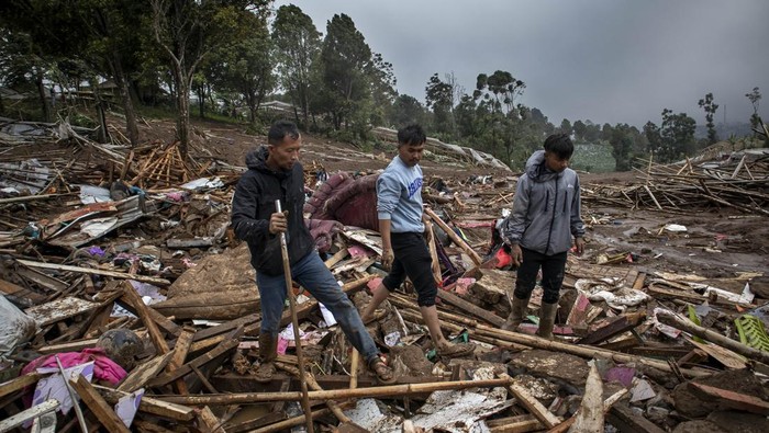Longsor Terjang Cisarua Bandung Barat, Puluhan Rumah Tertimbun dan ...