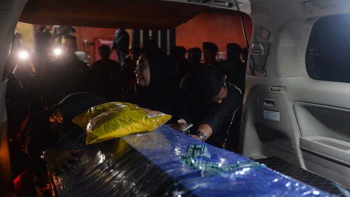 Suasana Haru Iringi Kedatangan Jenazah Korban ATR 42-500 di Soetta