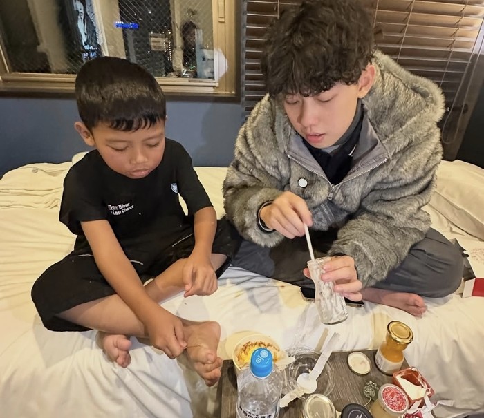 Willie Salim Liburan ke Jepang, Ajak Adik Angkat 'Unboxing' Makanan Unik!