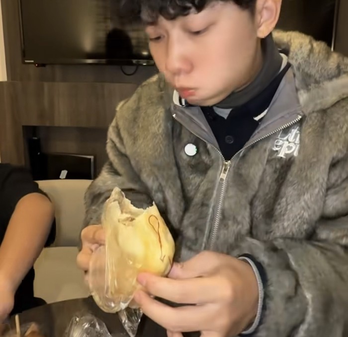 Willie Salim Liburan ke Jepang, Ajak Adik Angkat 'Unboxing' Makanan Unik!