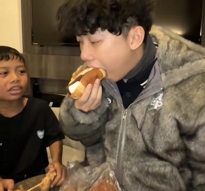 Willie Salim Liburan ke Jepang, Ajak Adik Angkat 'Unboxing' Makanan Unik!