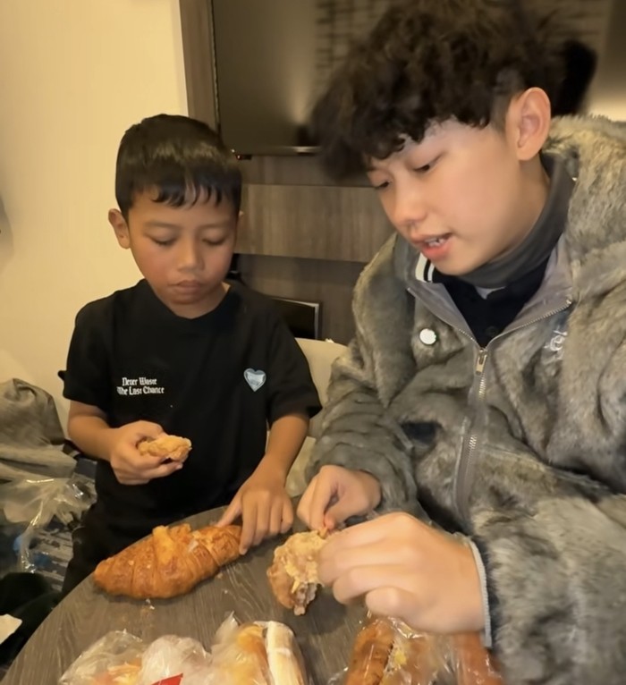 Willie Salim Liburan ke Jepang, Ajak Adik Angkat 'Unboxing' Makanan Unik!